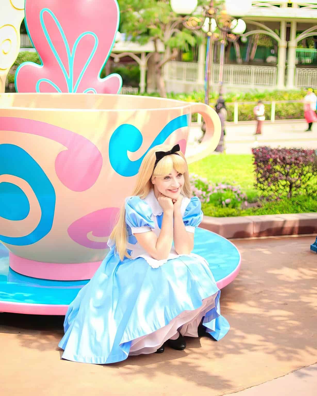 Alice In Wonderland Cosplay: 18+ Photos To Inspire Your Look