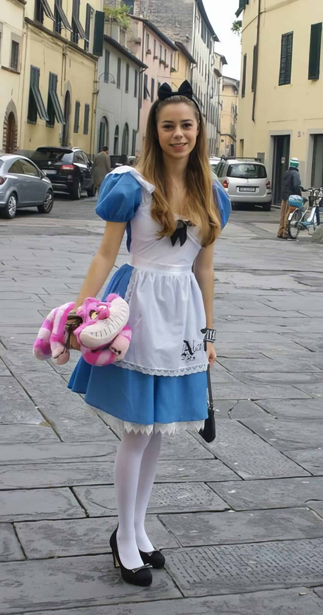 Alice In Wonderland Cosplay: 18+ Photos To Inspire Your Look